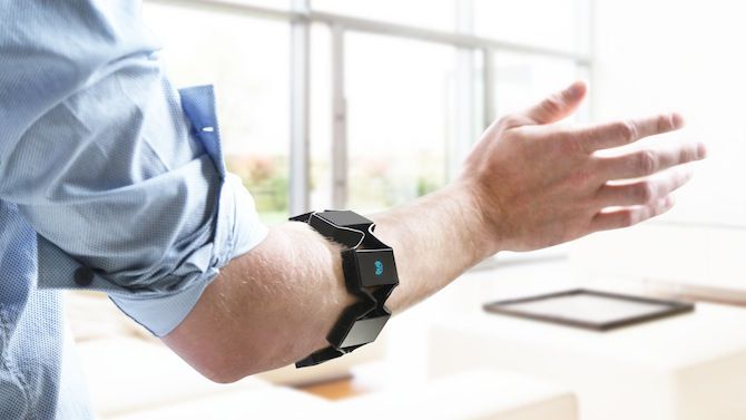 Myo armband and 3D objects – IT Innovation Centre